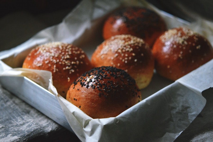 Beer Burger Buns with Oats and Honey